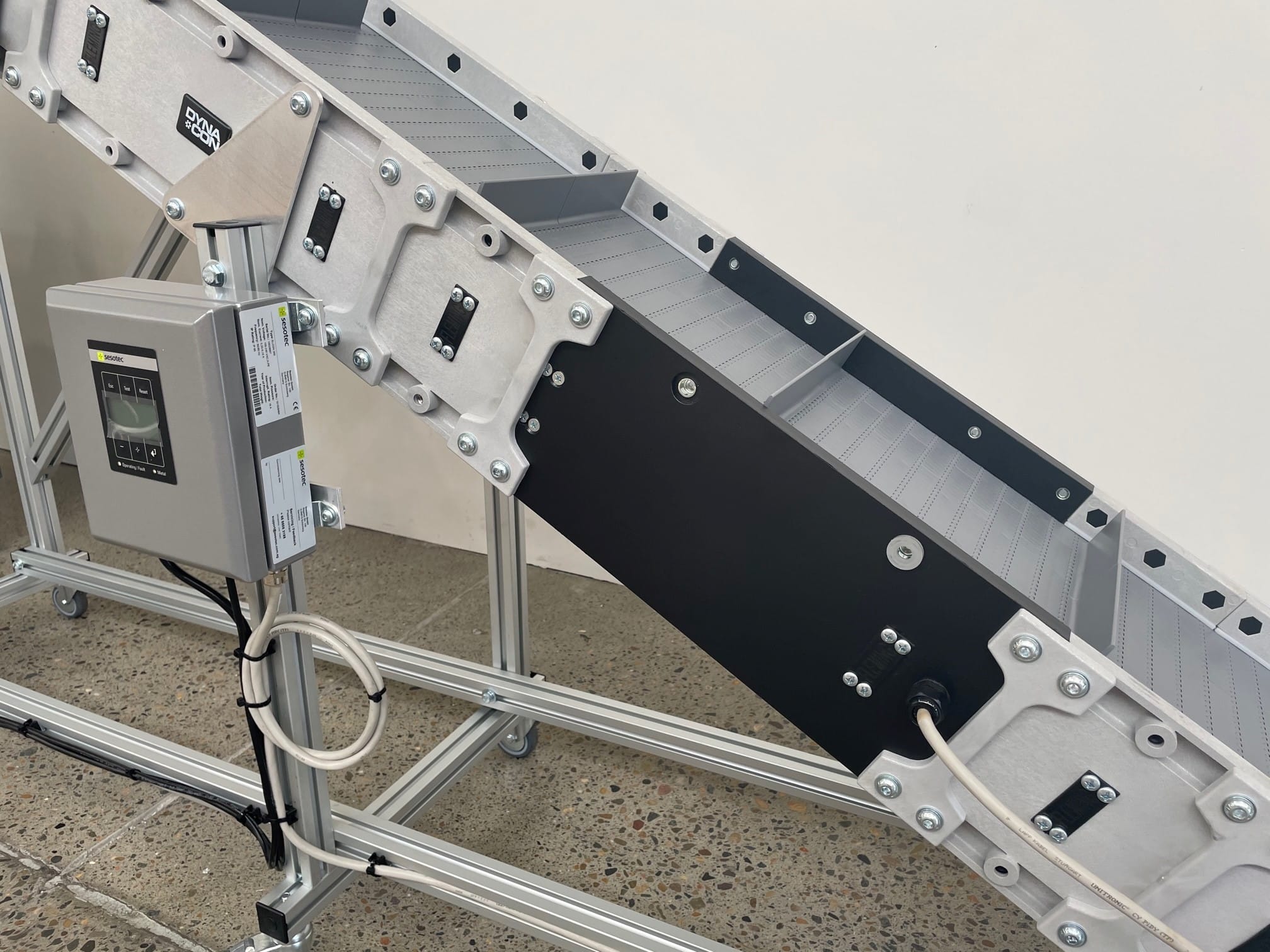 Dynacon Internal Metal Detectors: Precision in Every Conveyor